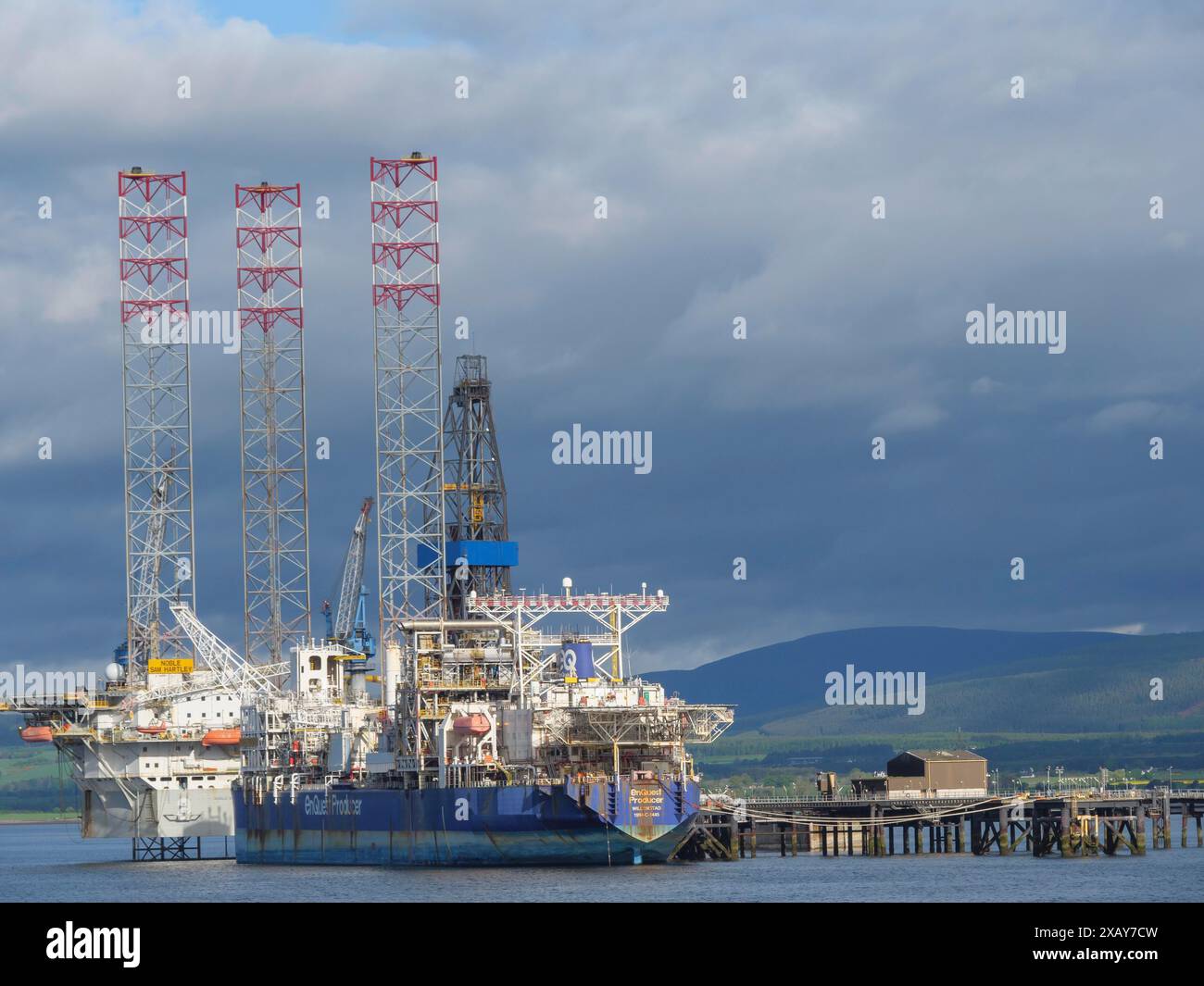 Industrial plant with an oil drilling platform in the harbour ...