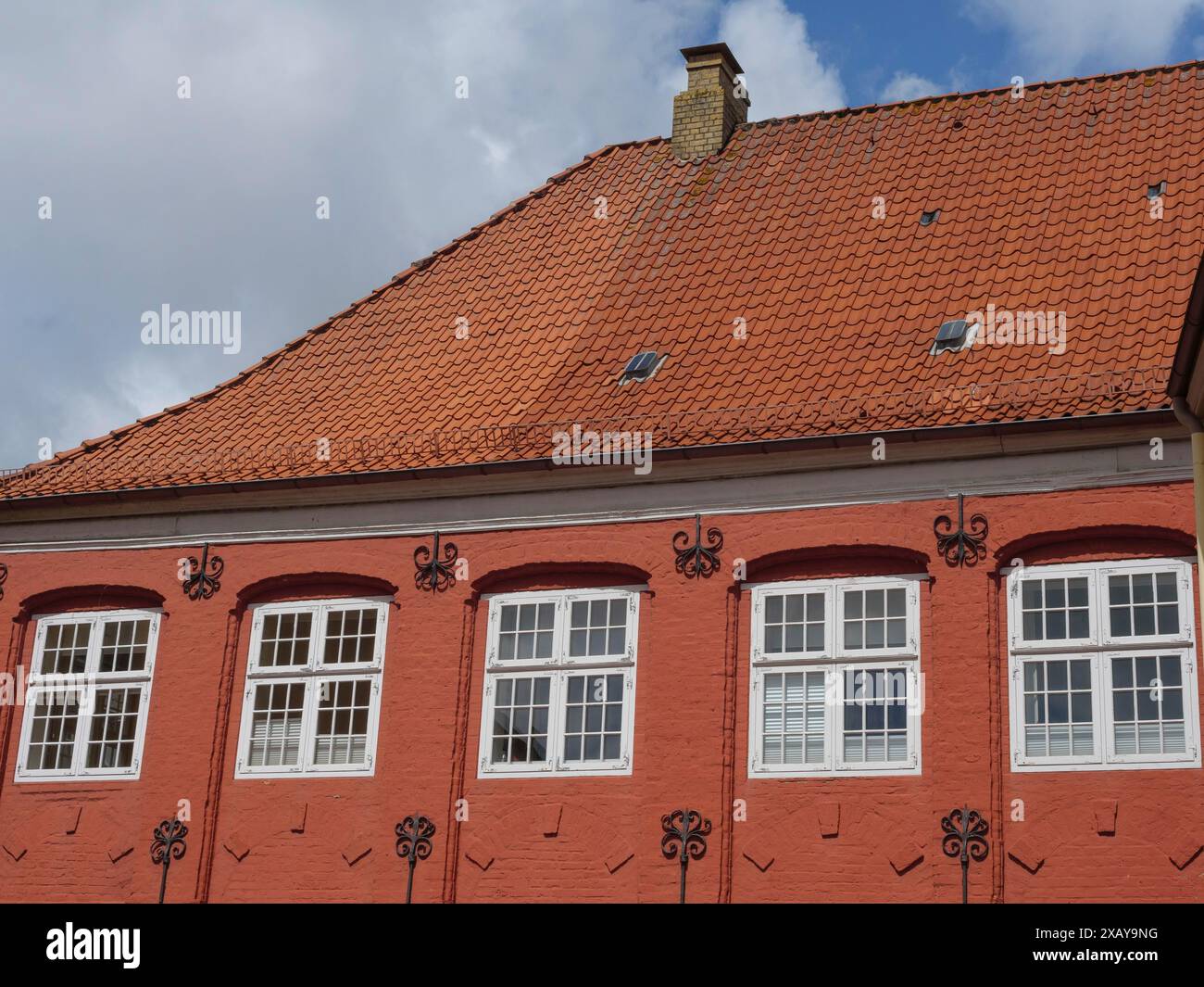 Red brick house white windows hi-res stock photography and images - Alamy