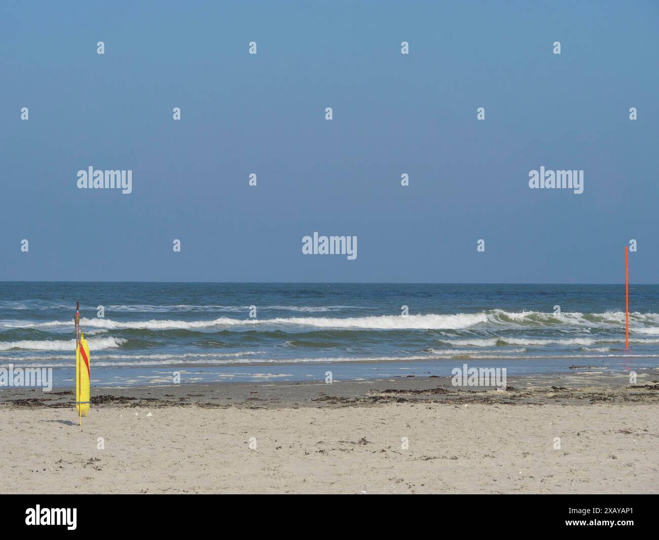 Calm sandy beach flags hi-res stock photography and images - Alamy
