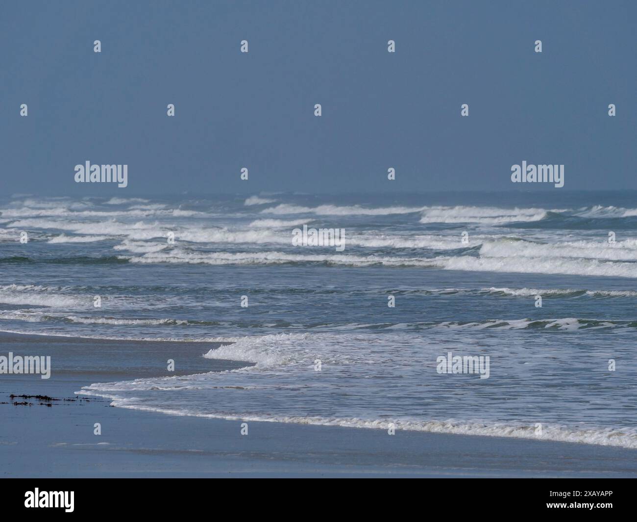 Swell at the sea under blue sky, shallow water at the beach, juist ...