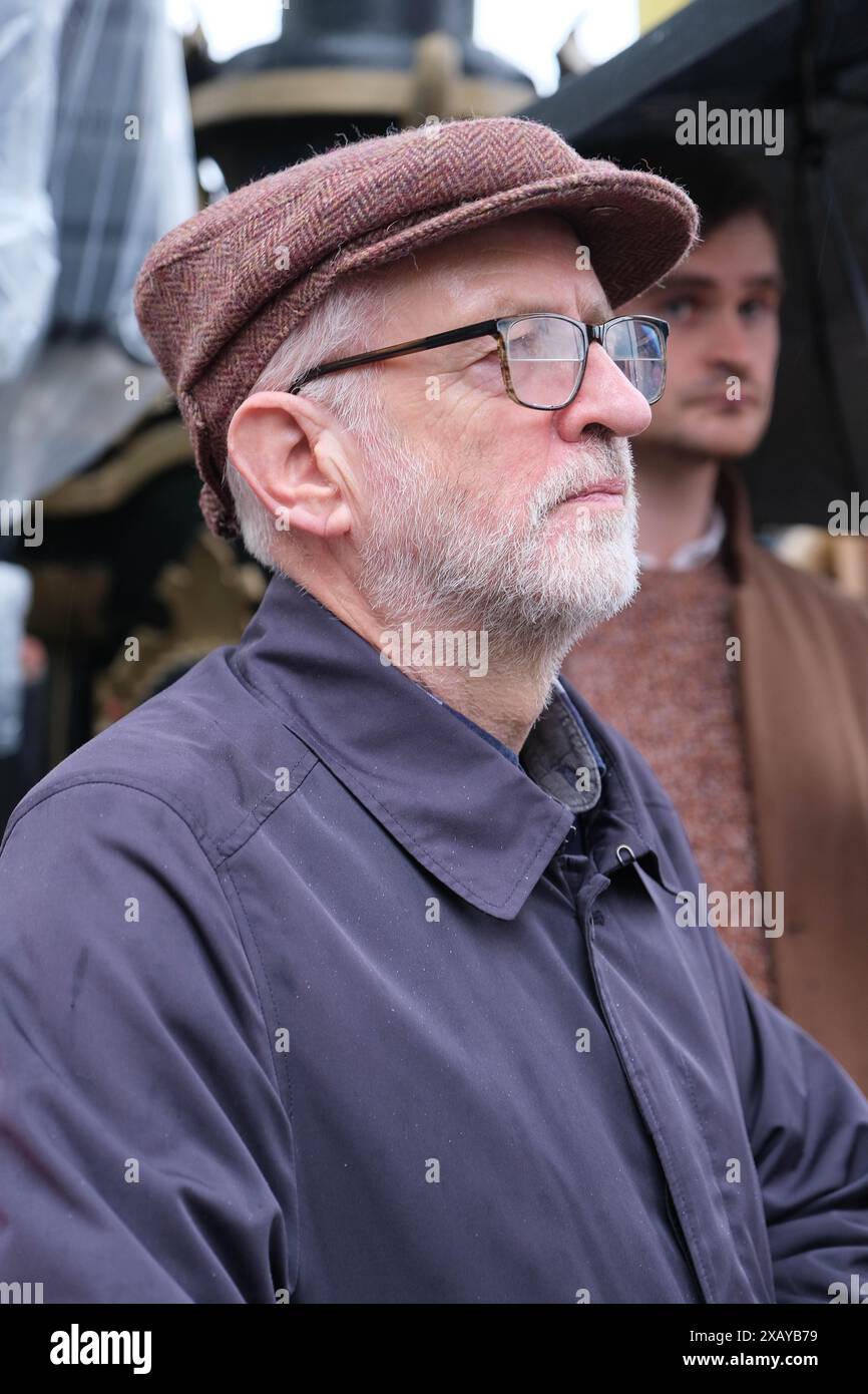 London, UK. 5th Nov 2022. Jeremy Corbyn waits and addresses thousands ...