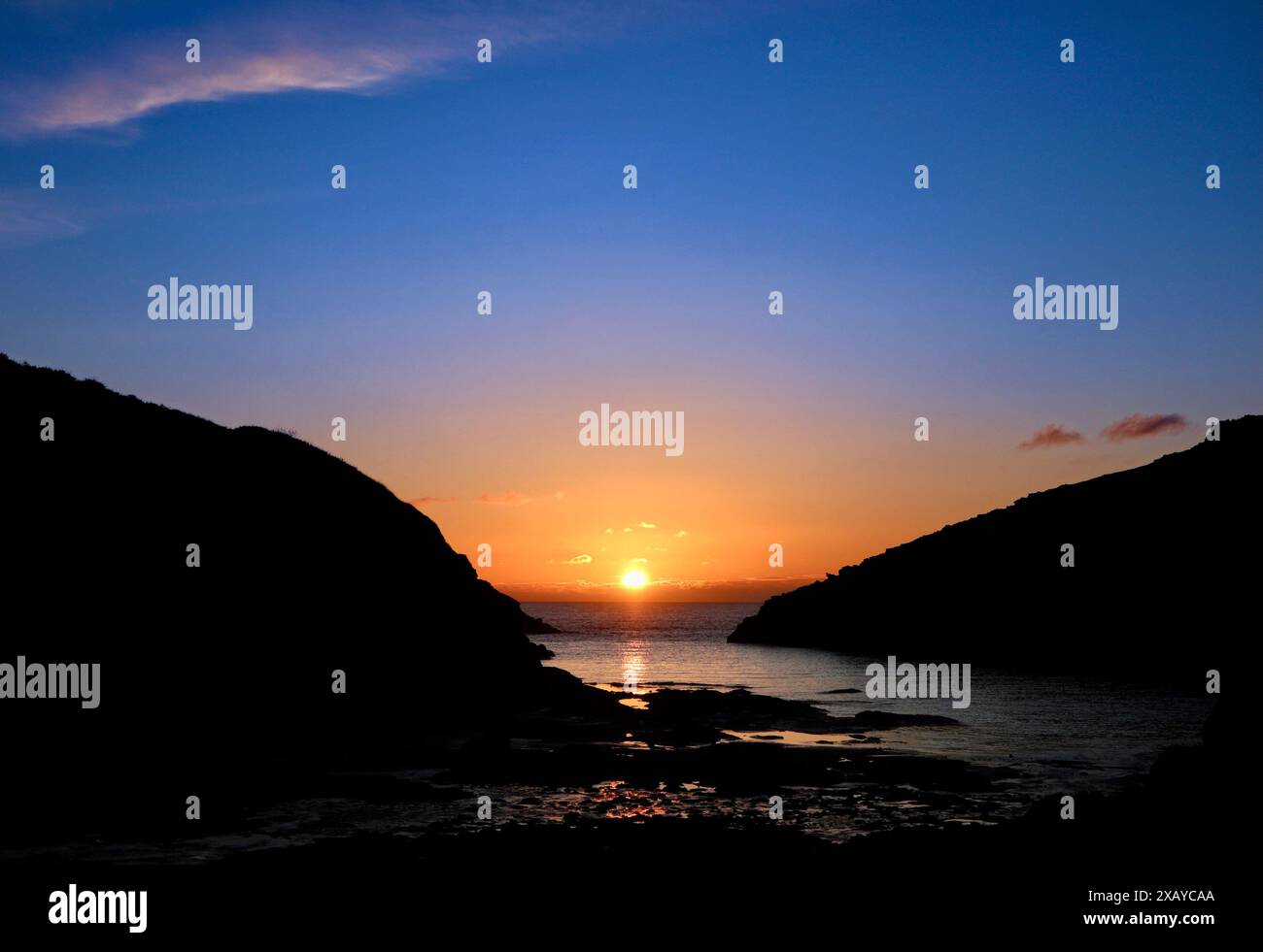 Coastal beach setting hi-res stock photography and images - Alamy