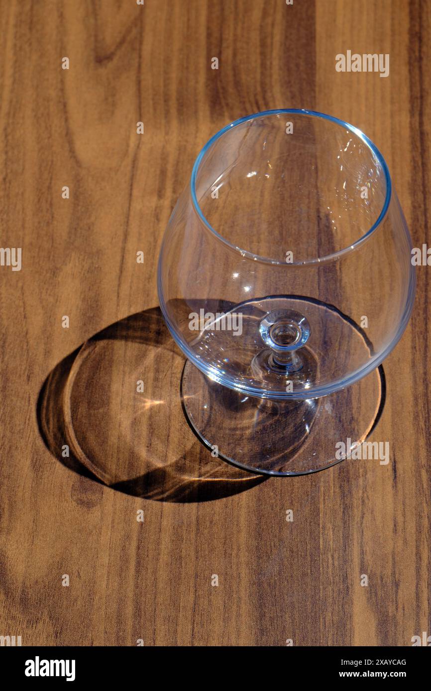 Empty table in sun hi-res stock photography and images - Alamy