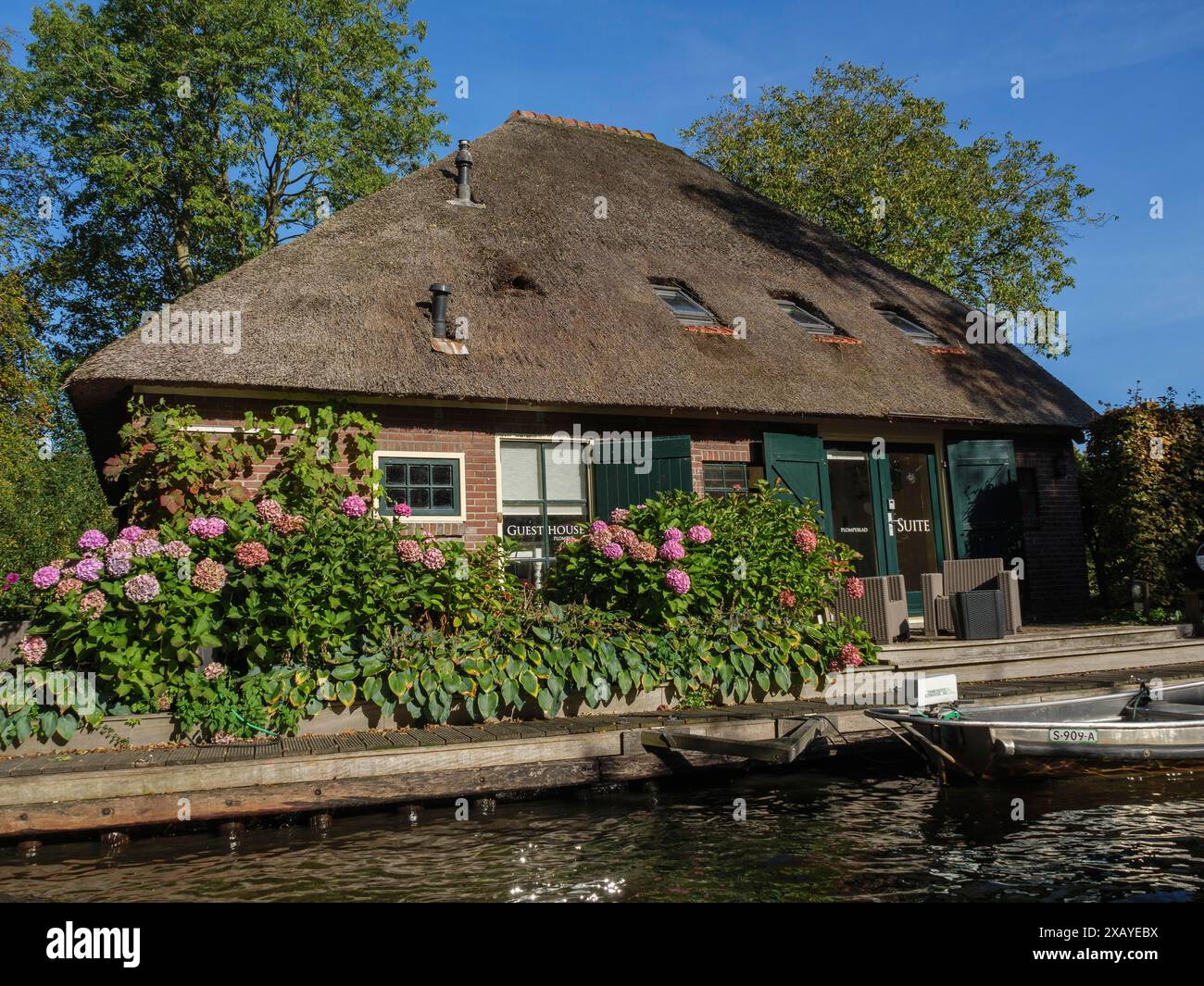 Thatched roof summer house hi-res stock photography and images - Alamy