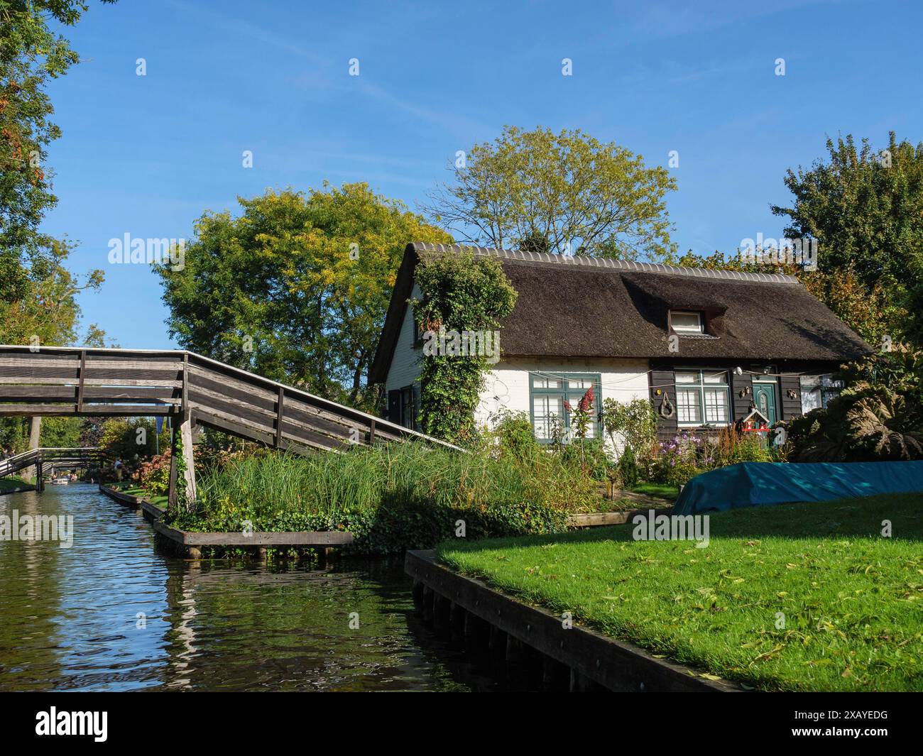 Little thatched roof house hi-res stock photography and images - Alamy
