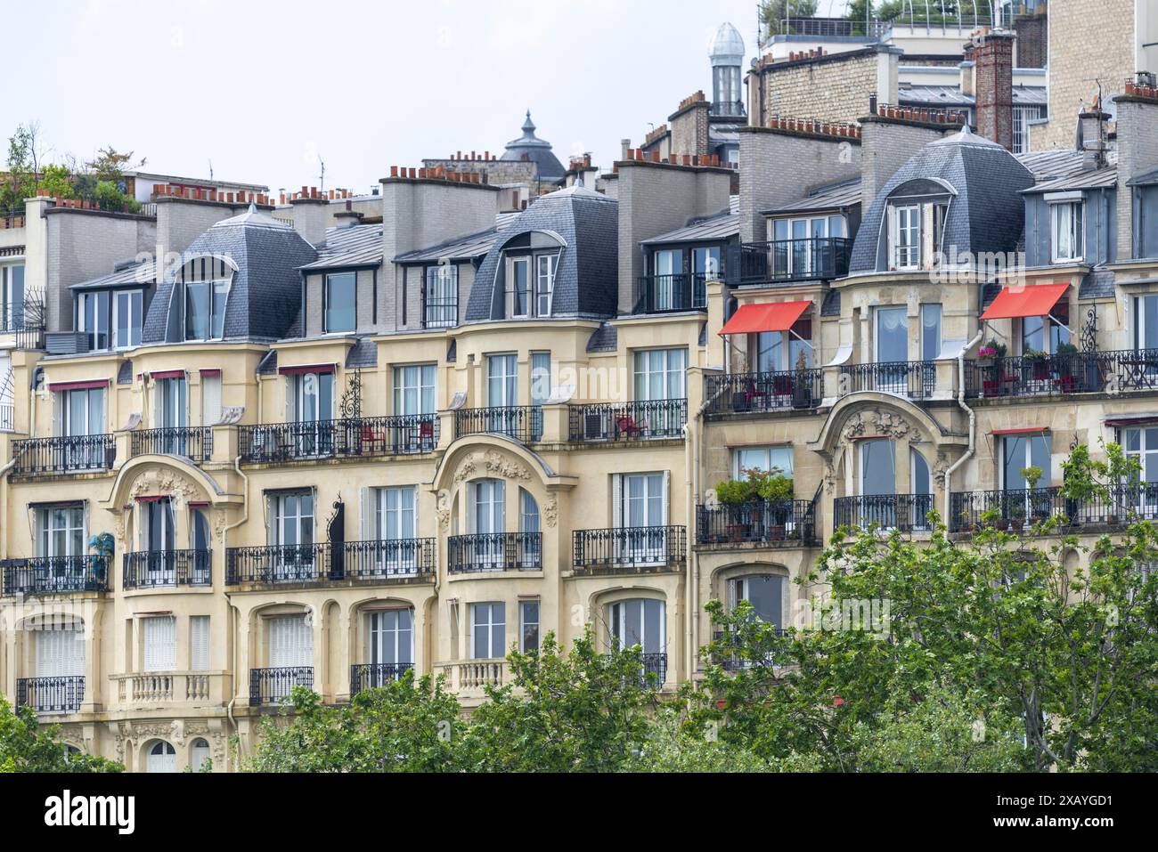 Luxury apartment building paris parisian hi-res stock photography and ...