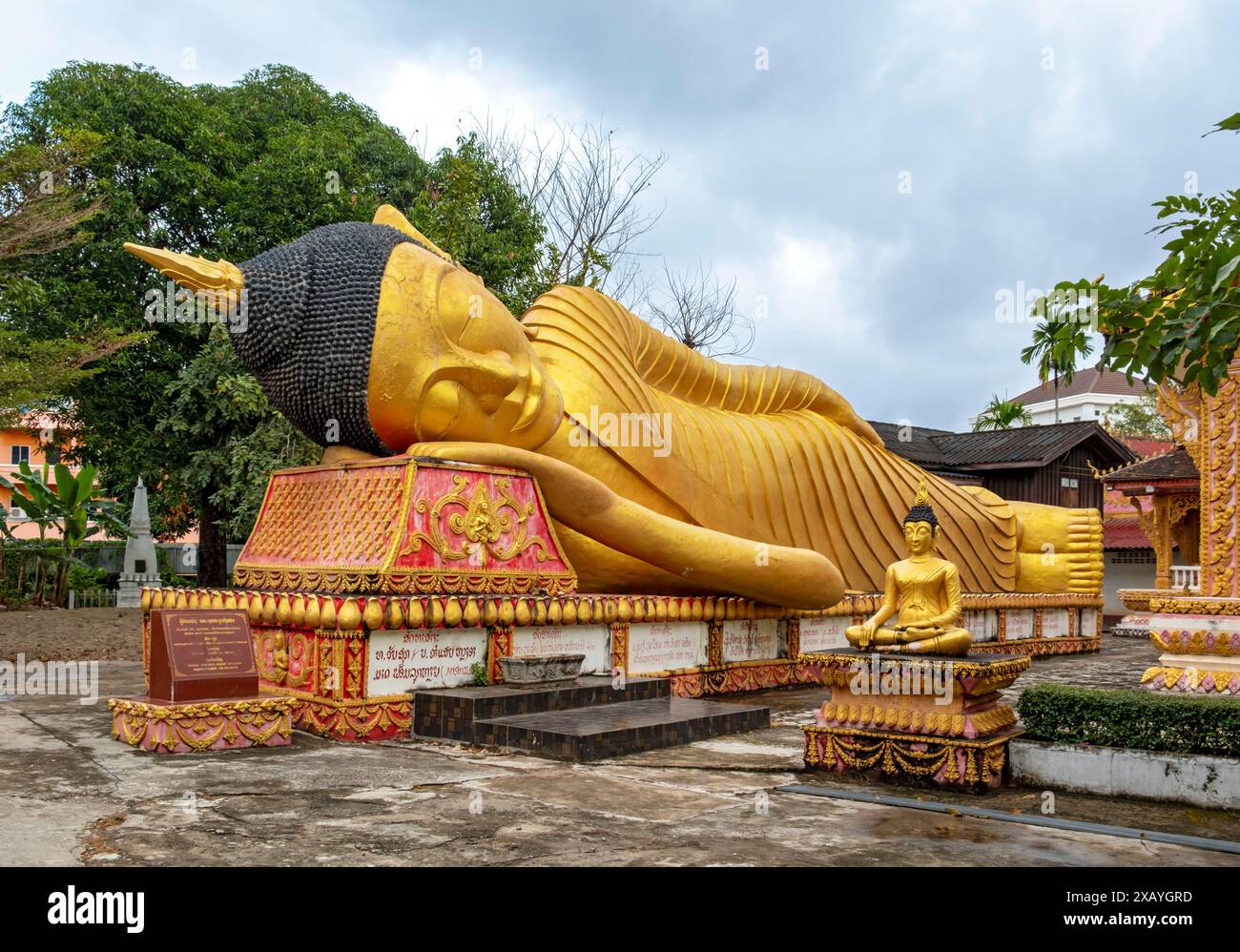 Reclining Buddha, Wat That Khao, Vientiane, Laos Stock Photo - Alamy