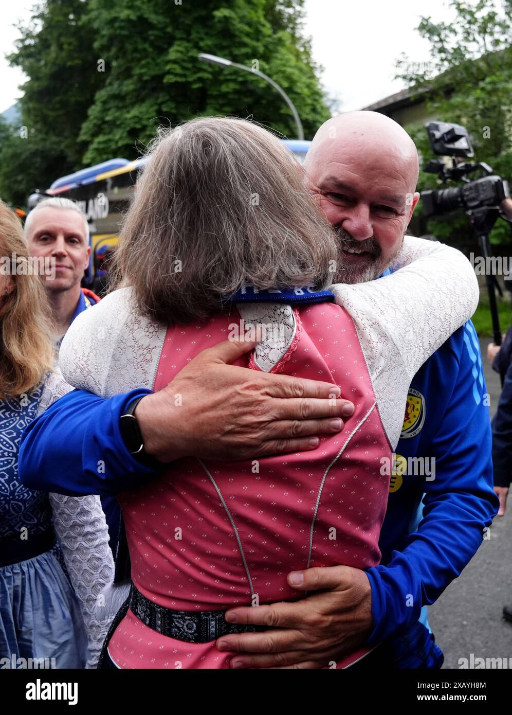 Mayor of Garmisch-Partenkirchen Elizabeth Koch (left) and Scotland ...