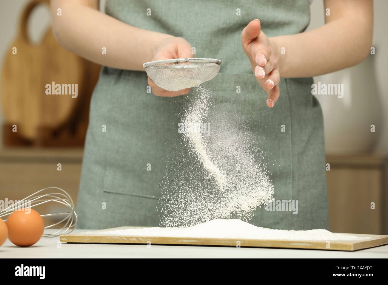Sieving flour hi-res stock photography and images - Alamy