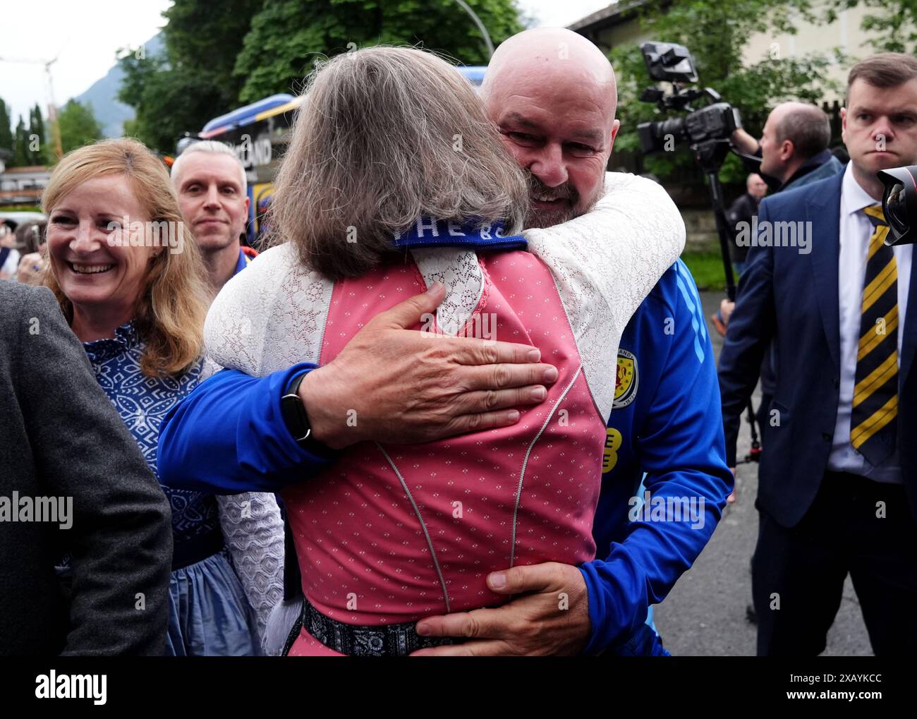 Mayor of Garmisch-Partenkirchen Elizabeth Koch (left) and Scotland ...