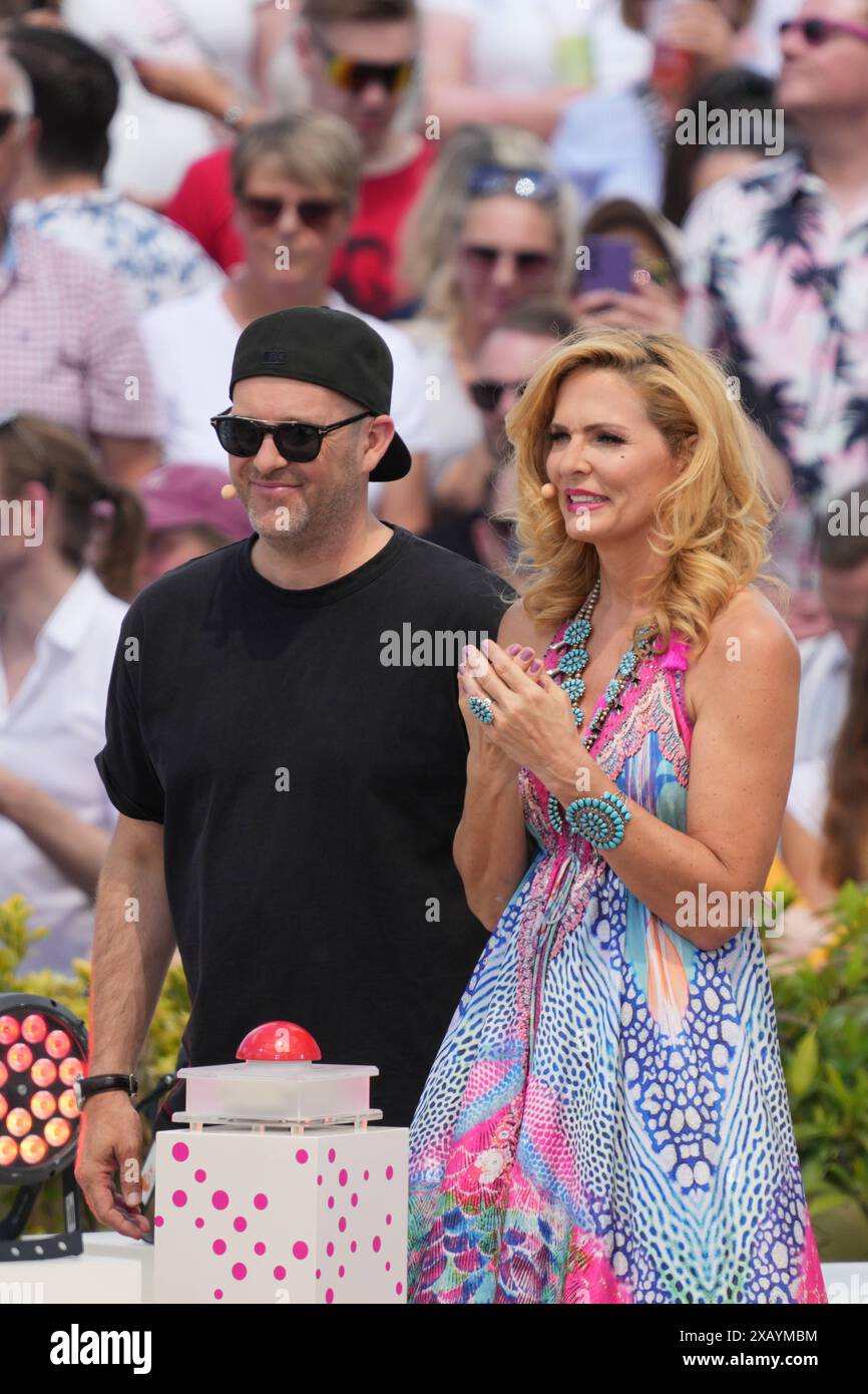 ZDF - Fernsehgarten. Popsänger Ben Blümel, Fernsehmoderatorin Sonya ...