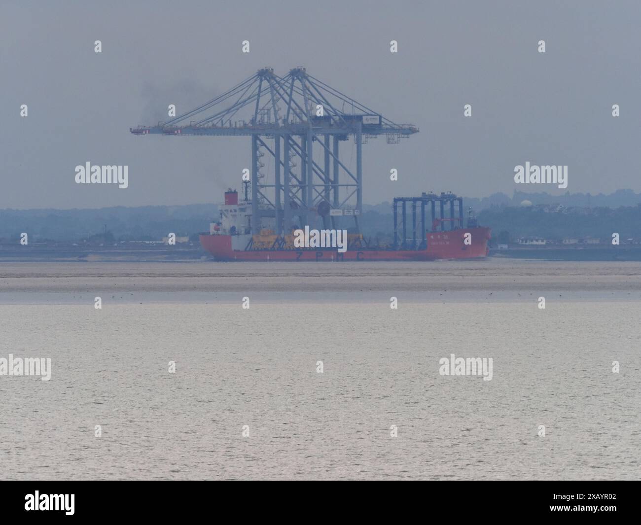 London gateway quay cranes hi-res stock photography and images - Alamy