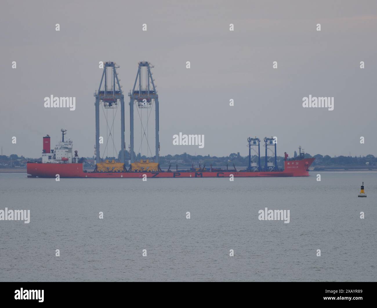 London gateway quay cranes hi-res stock photography and images - Alamy