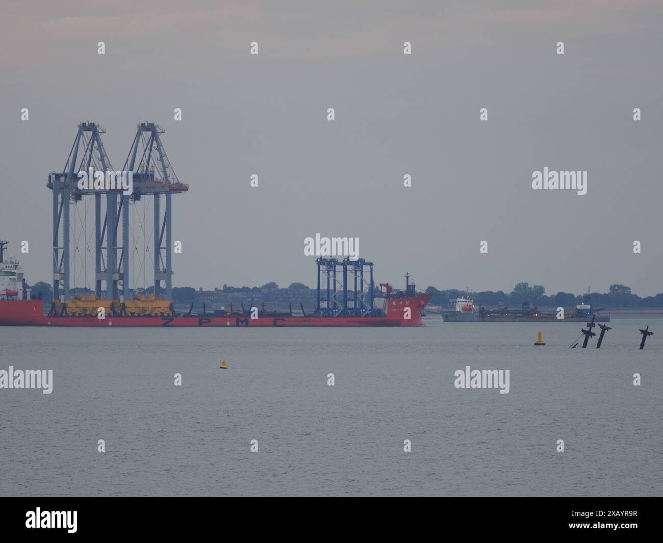 London gateway quay cranes hi-res stock photography and images - Alamy