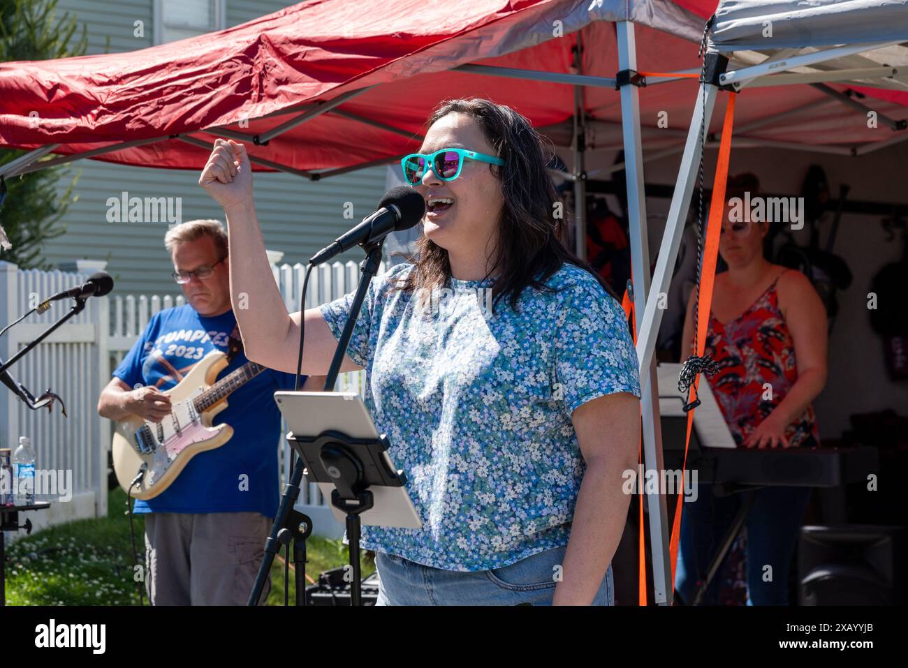 Poor Yorick entertained the crowd with plenty of familiar rock covers ...