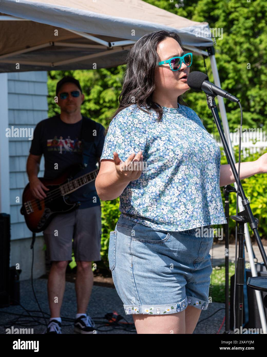 Poor Yorick entertained the crowd with plenty of familiar rock covers ...