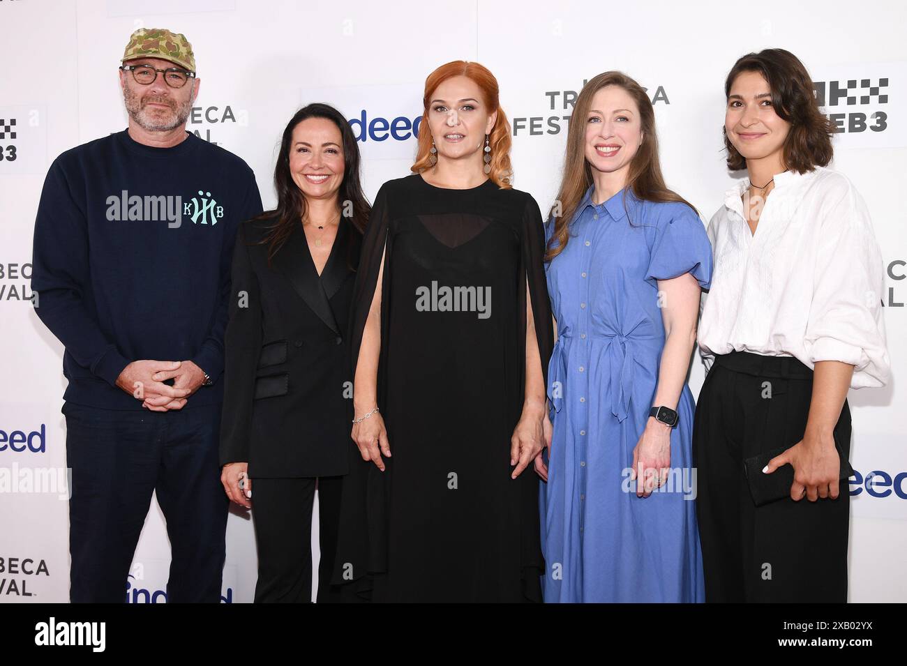 (L-R) Liev Schreiber, Laura Warner, Anya Neistat, Chelsea Clinton and ...