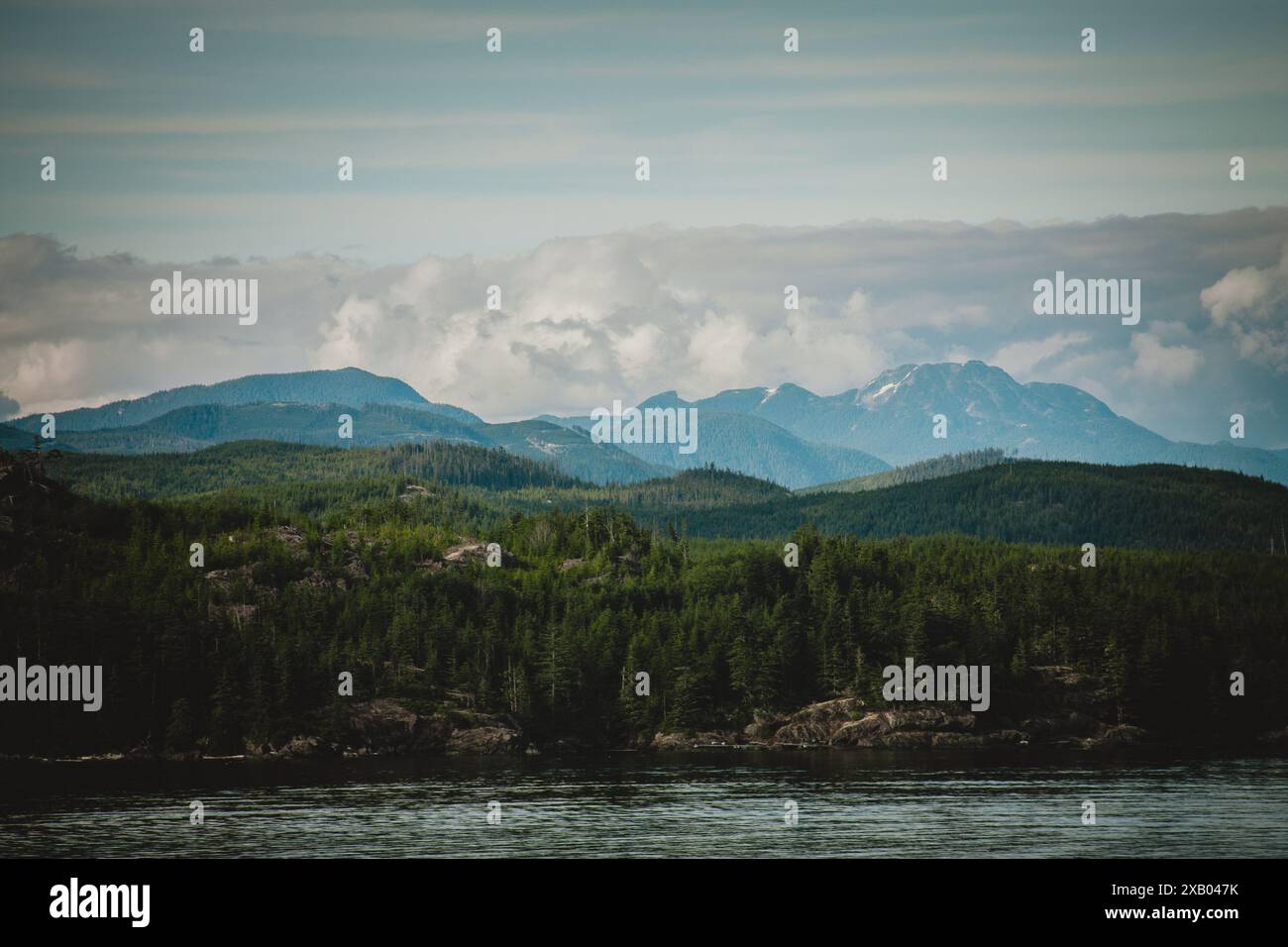 This stunning photo captures the majestic Alaskan mountain range ...