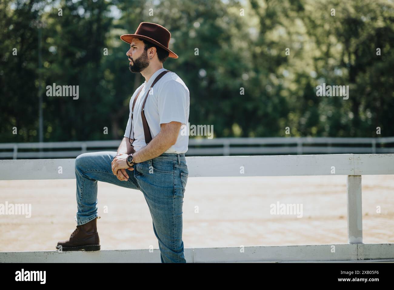 Man leaning on country fence hi-res stock photography and images - Alamy