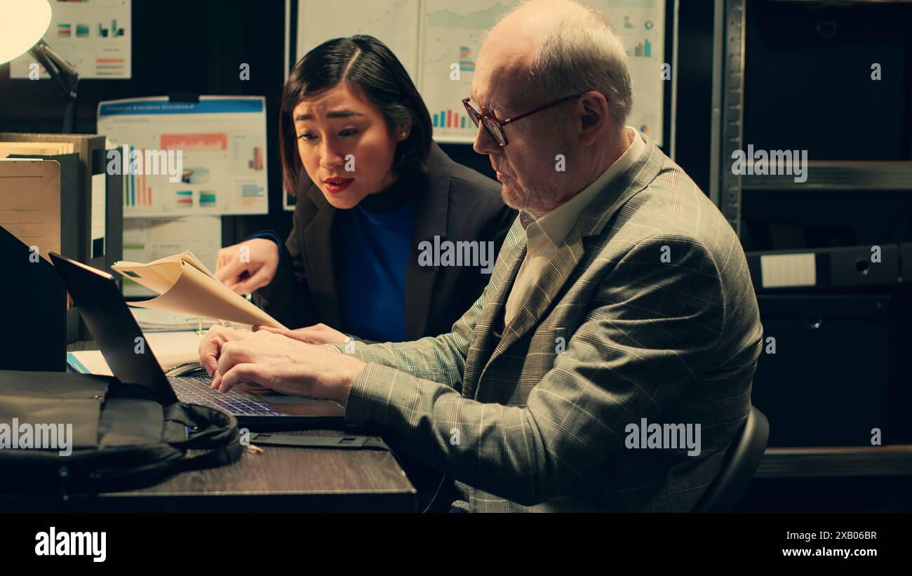 Forensic investigators camera hi-res stock photography and images - Alamy