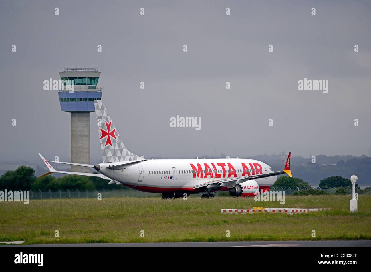 AIR MALTA BOEING 737-MAX8, 9H-VUD, touching down on runway 27 at ...