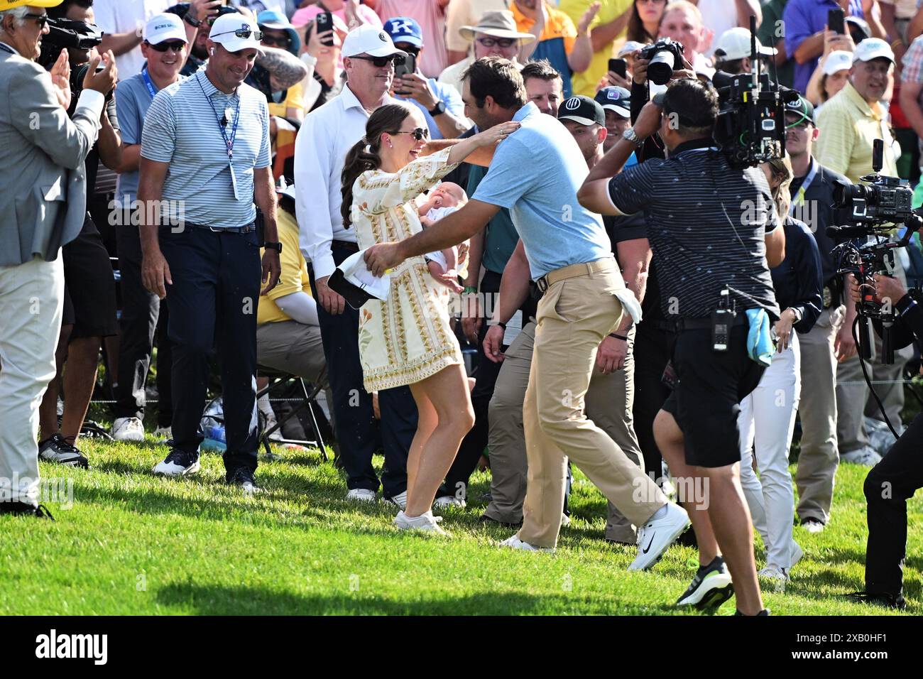 Dublin, Ohio, USA. 9th June, 2024. Scottie Scheffler (USA) is greeted ...