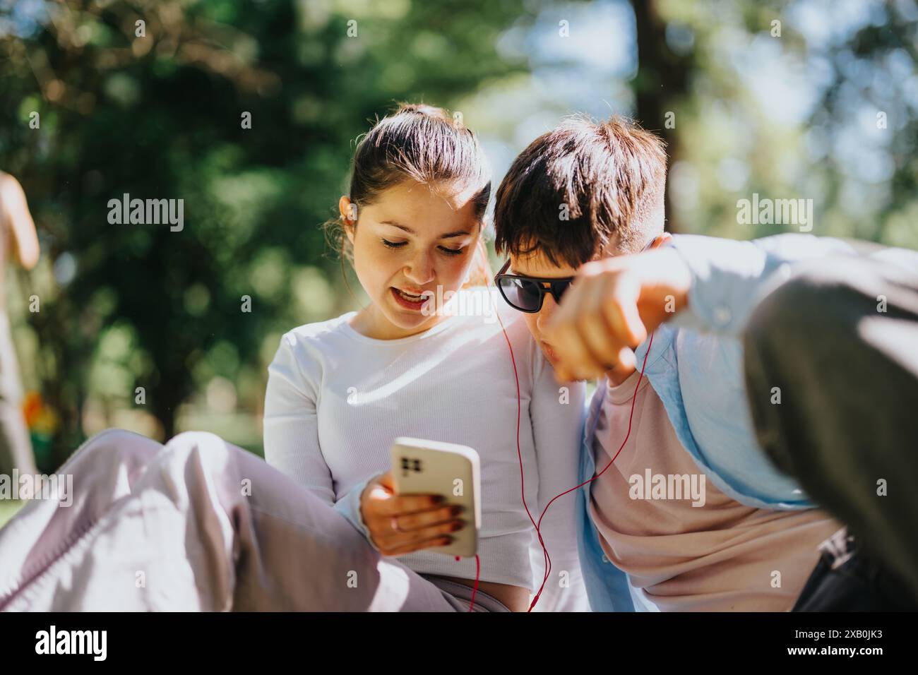 Teens interacting in social media hi-res stock photography and images ...