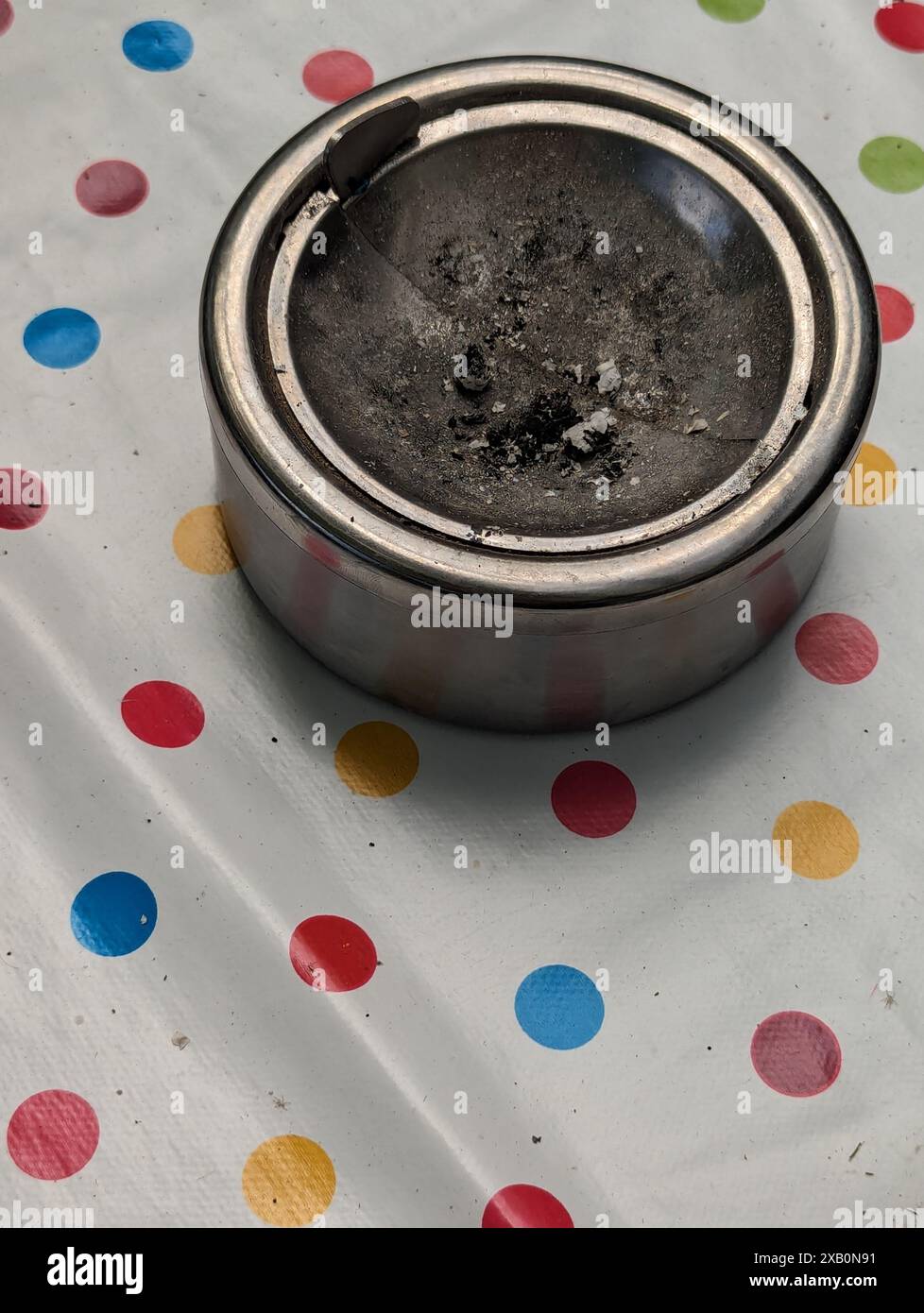 Table ashtray hi-res stock photography and images - Alamy