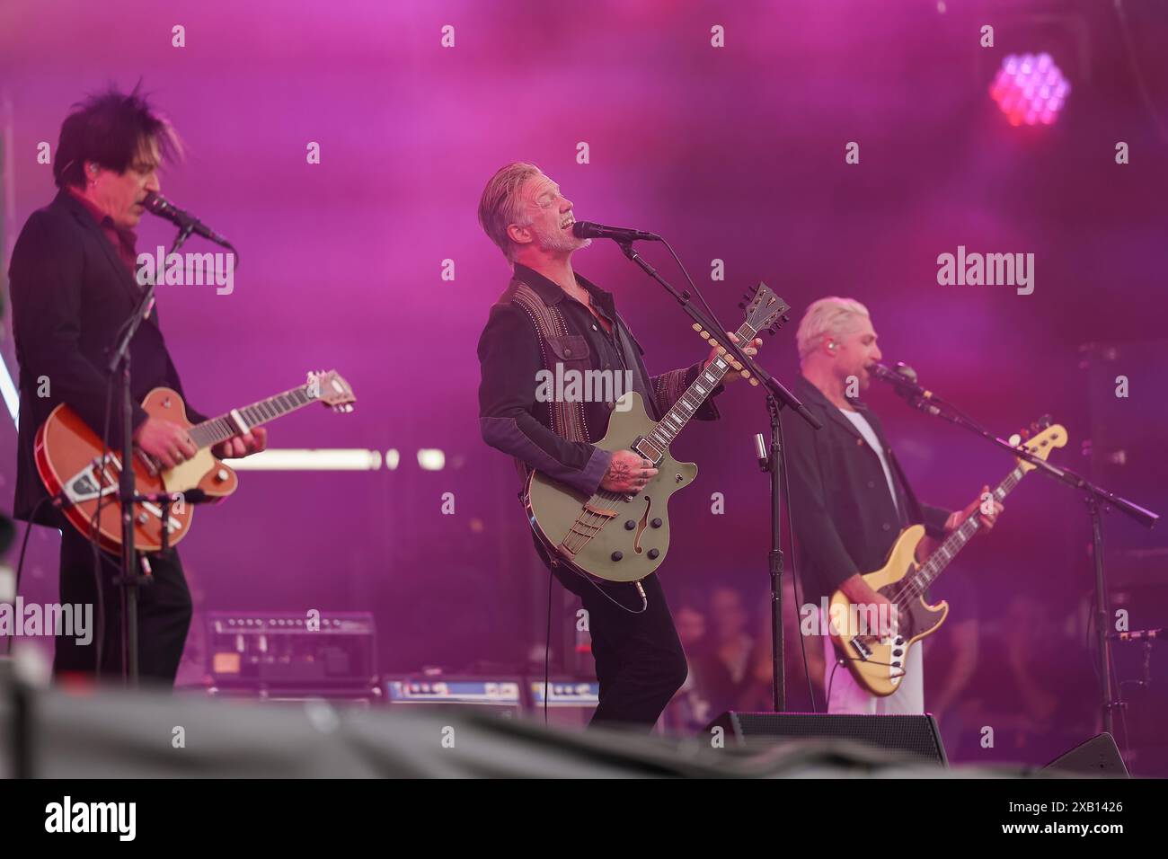 Queens of the stone age bassist hi-res stock photography and images - Alamy