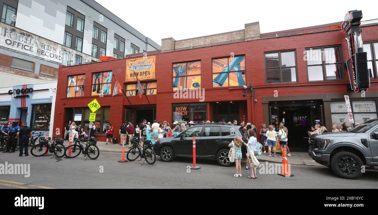 Lainey wilson bar hi-res stock photography and images - Alamy