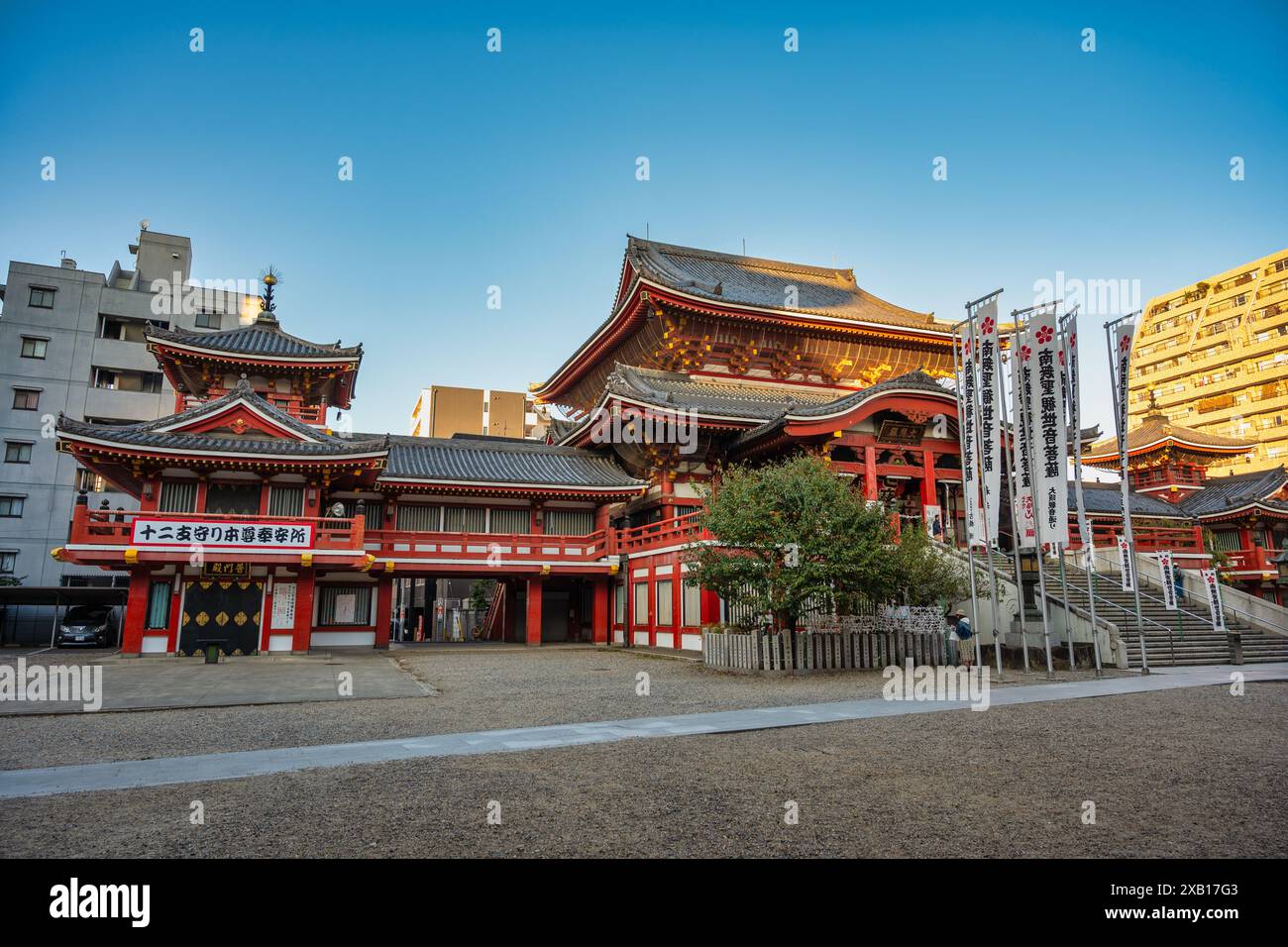 Shopping temple hi-res stock photography and images - Alamy