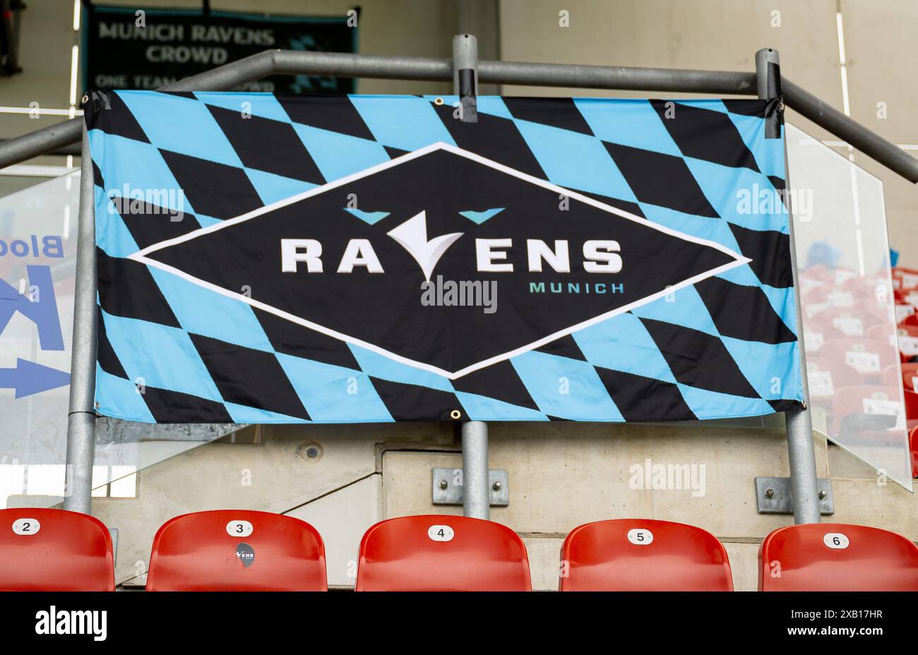 Fahne mit dem Ravens - Logo auf der Tribuene. Munich Ravens gegen ...