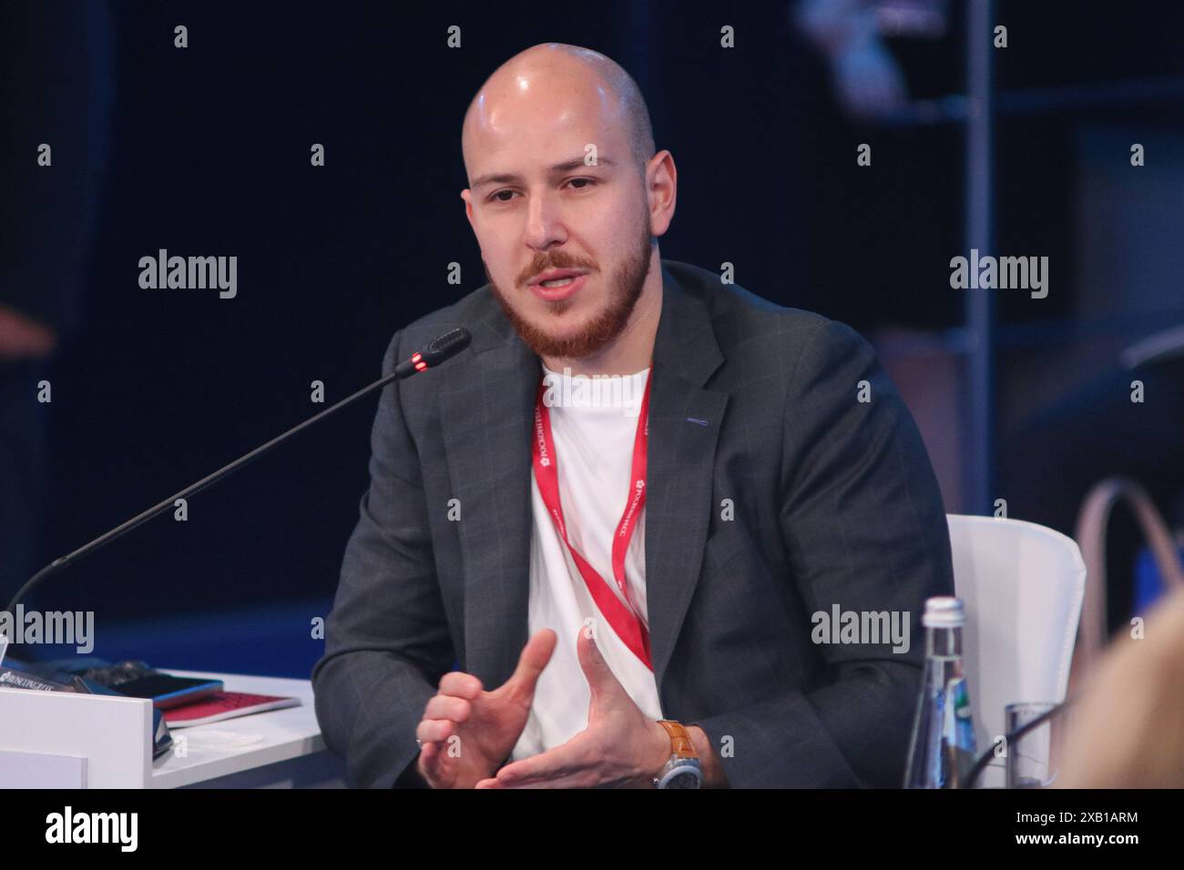 Global vs local hi-res stock photography and images - Alamy