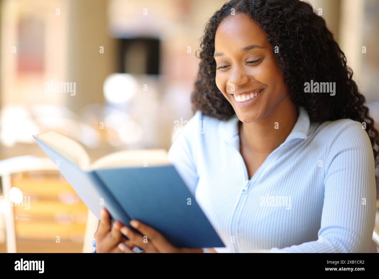 A black woman reading hi-res stock photography and images - Alamy