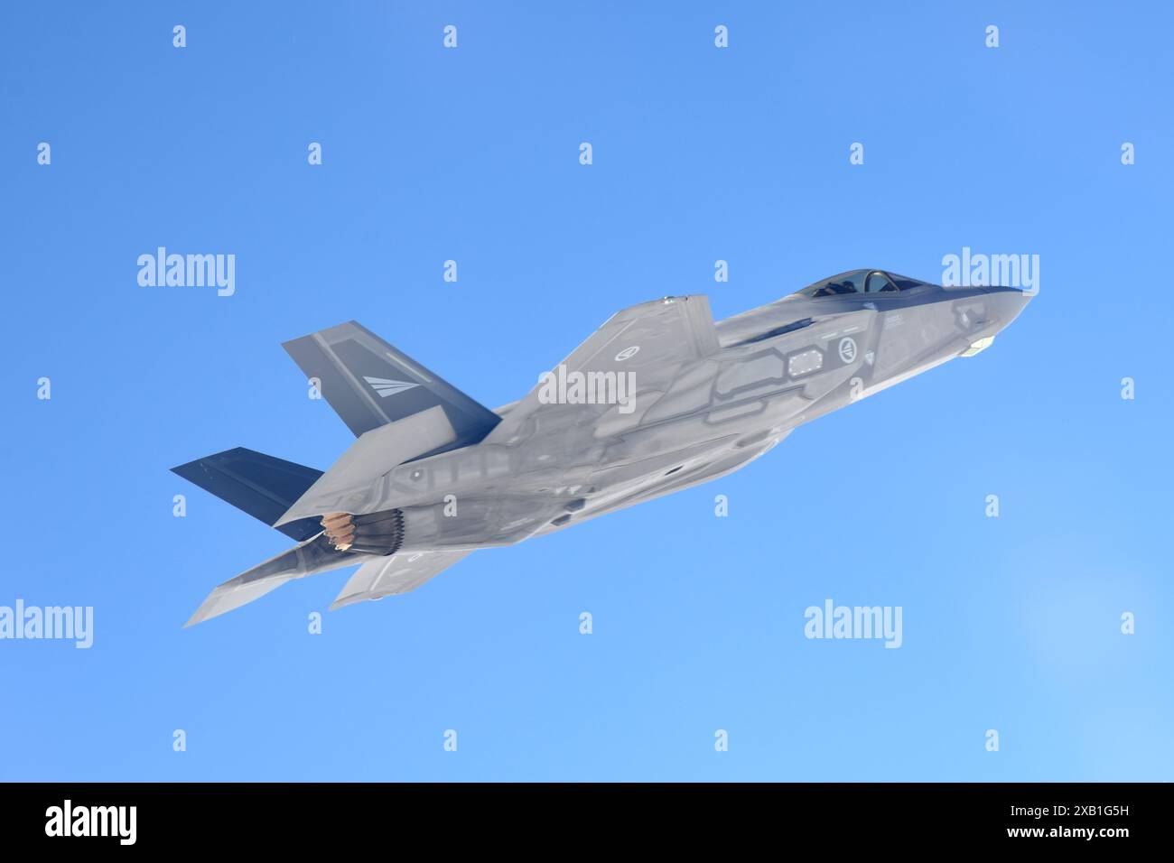 An F-35 Lightning II assigned to the 62nd Fighter Squadron, Luke Air ...