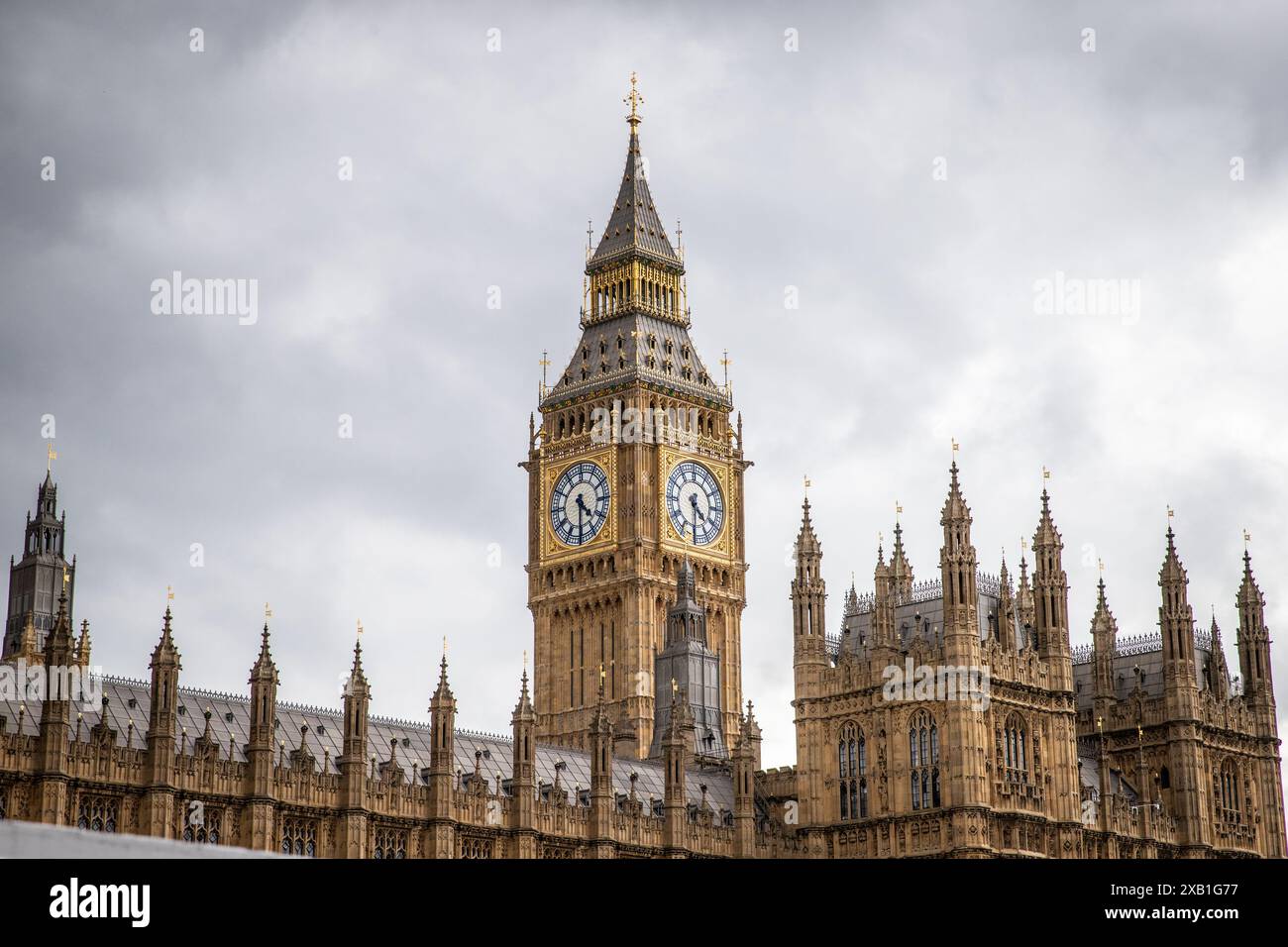 The Elizabeth Tower from the Thames Stock Photo - Alamy
