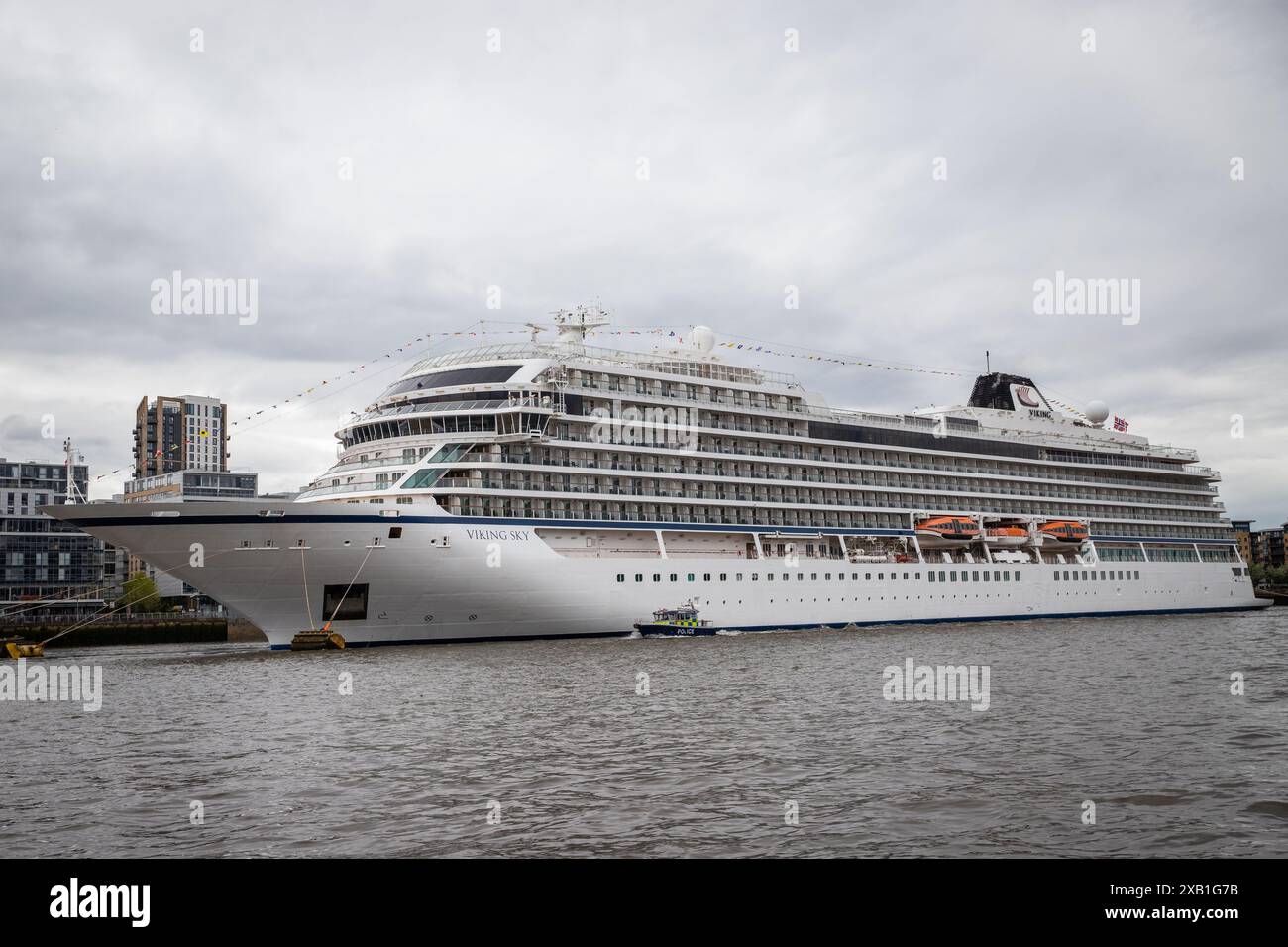 Cruise ship on the Thames Stock Photo - Alamy