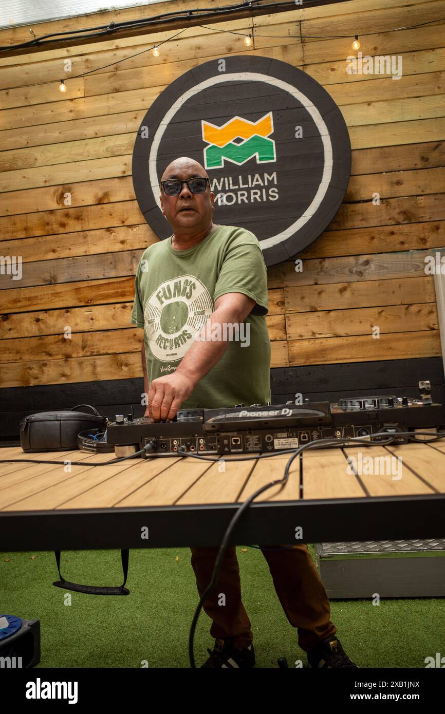 Two dj behind deck hi-res stock photography and images - Alamy