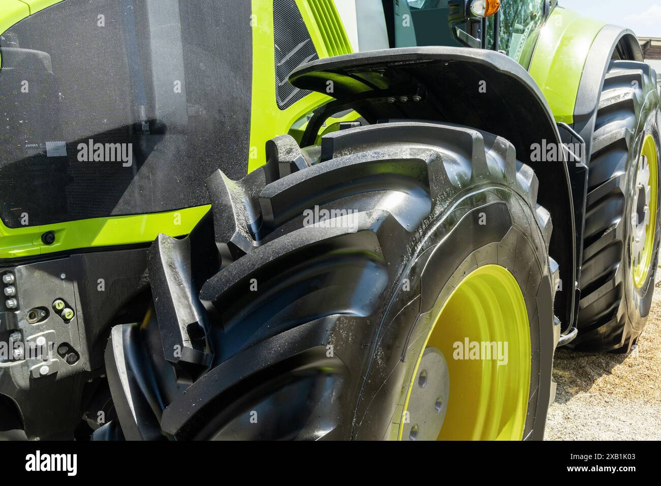 Tractor tractor wheels hi-res stock photography and images - Alamy