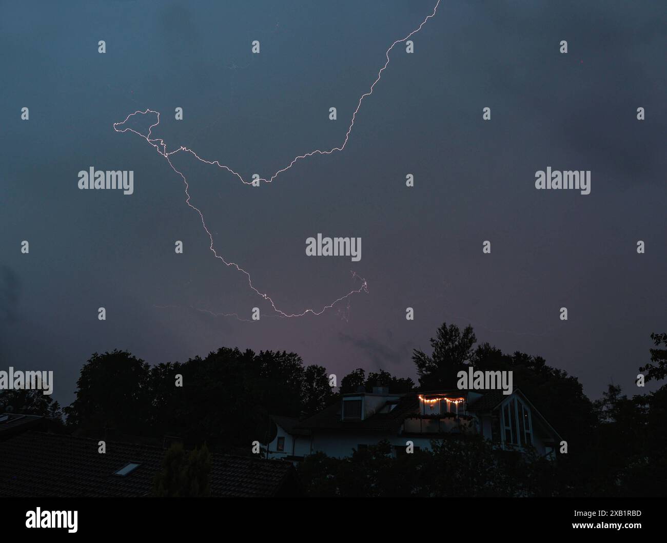 Bayern, Deutschland 09. Juni 2024: Ein Gewitter, Blitz, Unwetter ...