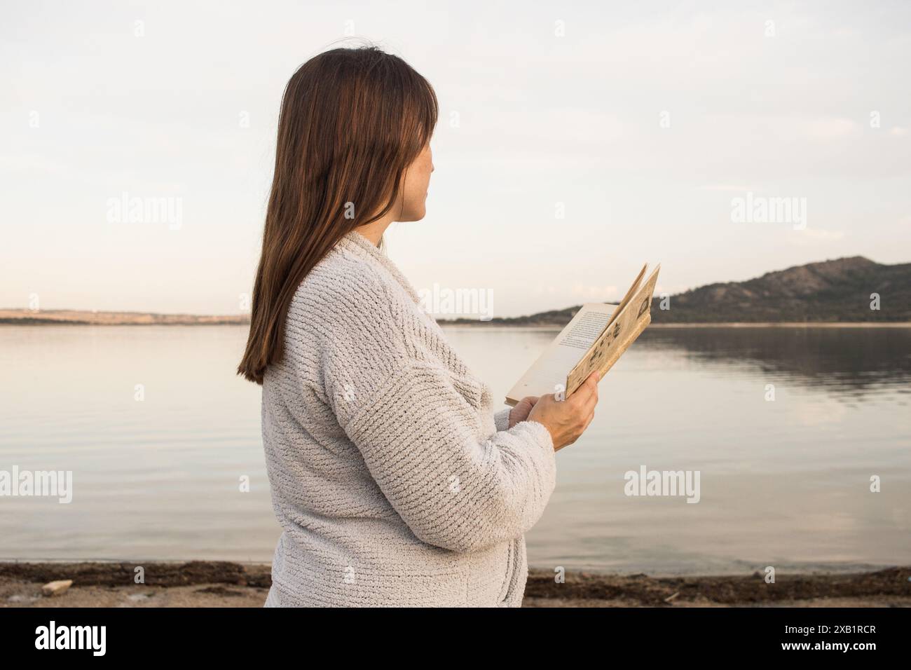 Beach alone reading hi-res stock photography and images - Alamy