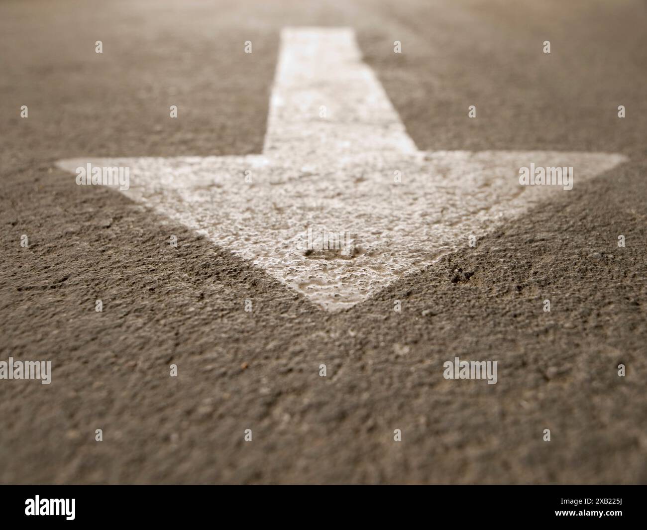 Traffic arrow on pavement in Bangalore Stock Photo - Alamy