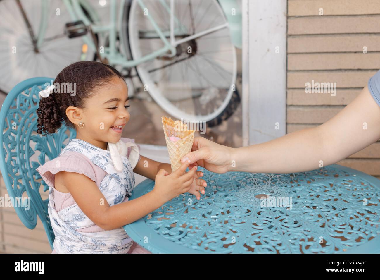 Hands ice cream hi-res stock photography and images - Alamy