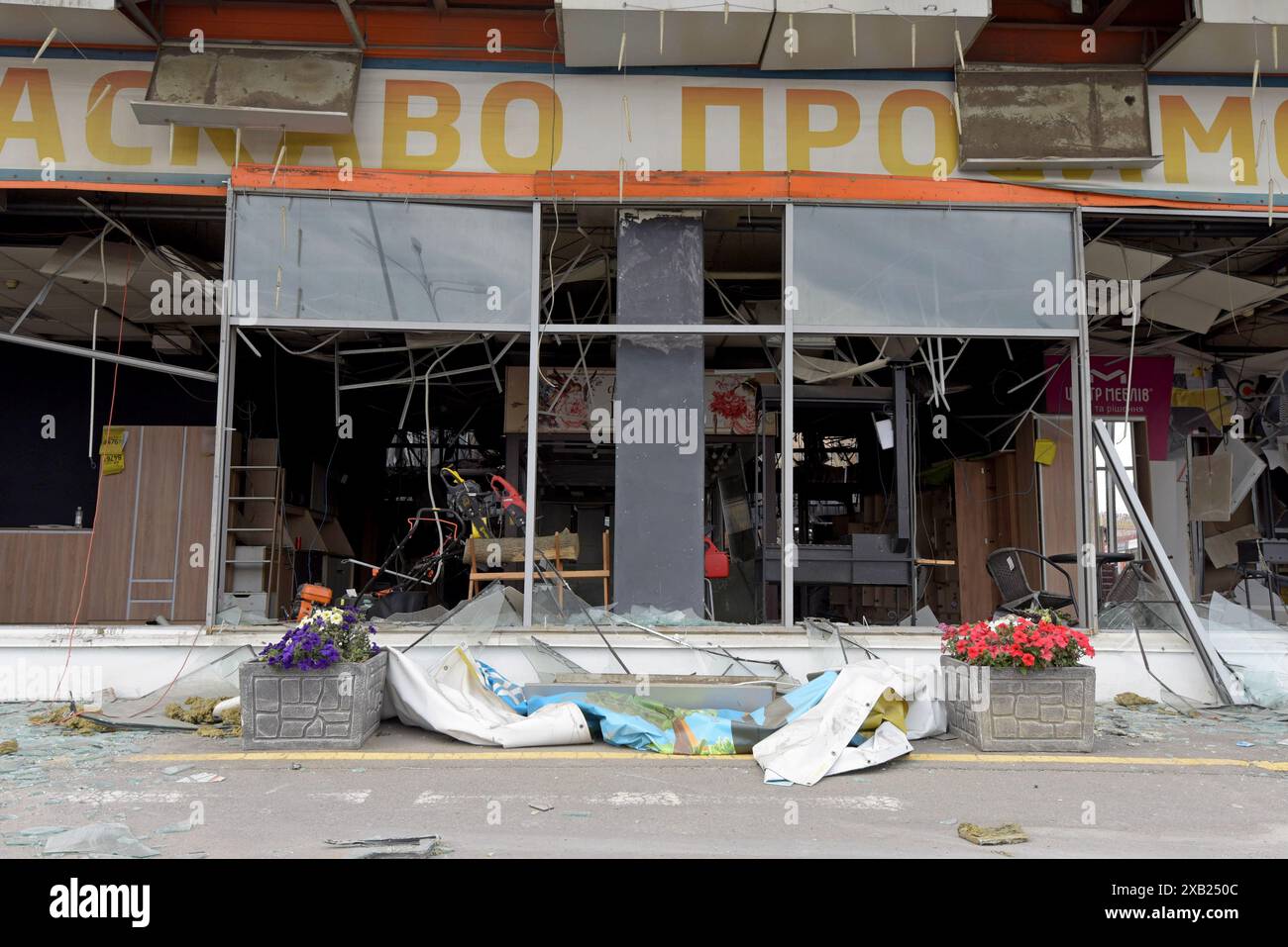 The destroyed Epicentre K DIY store in Kharkiv after Russian UMPB D30 ...