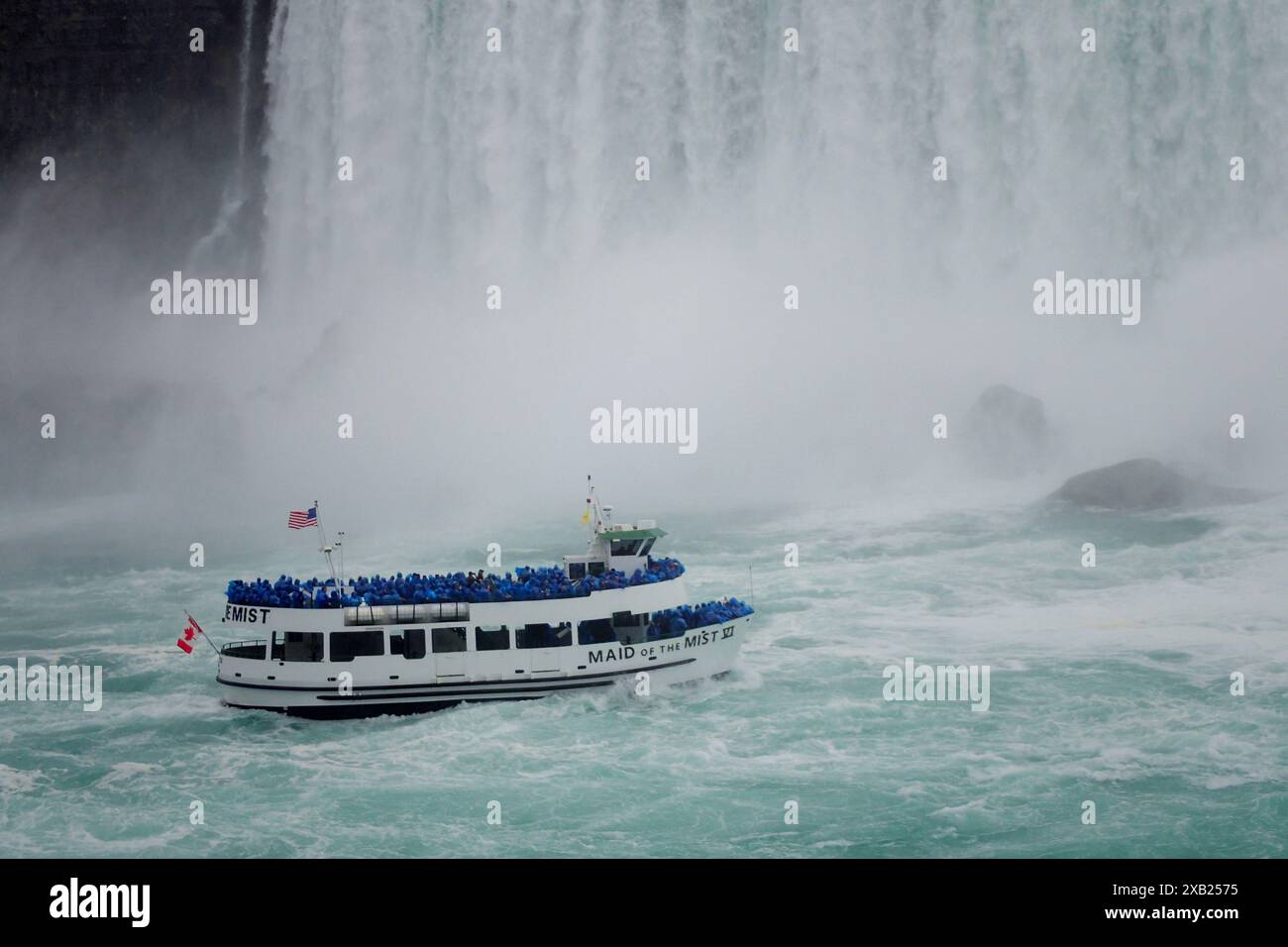 Maid of the Mist tourist boat and Niagara Falls Stock Photo - Alamy