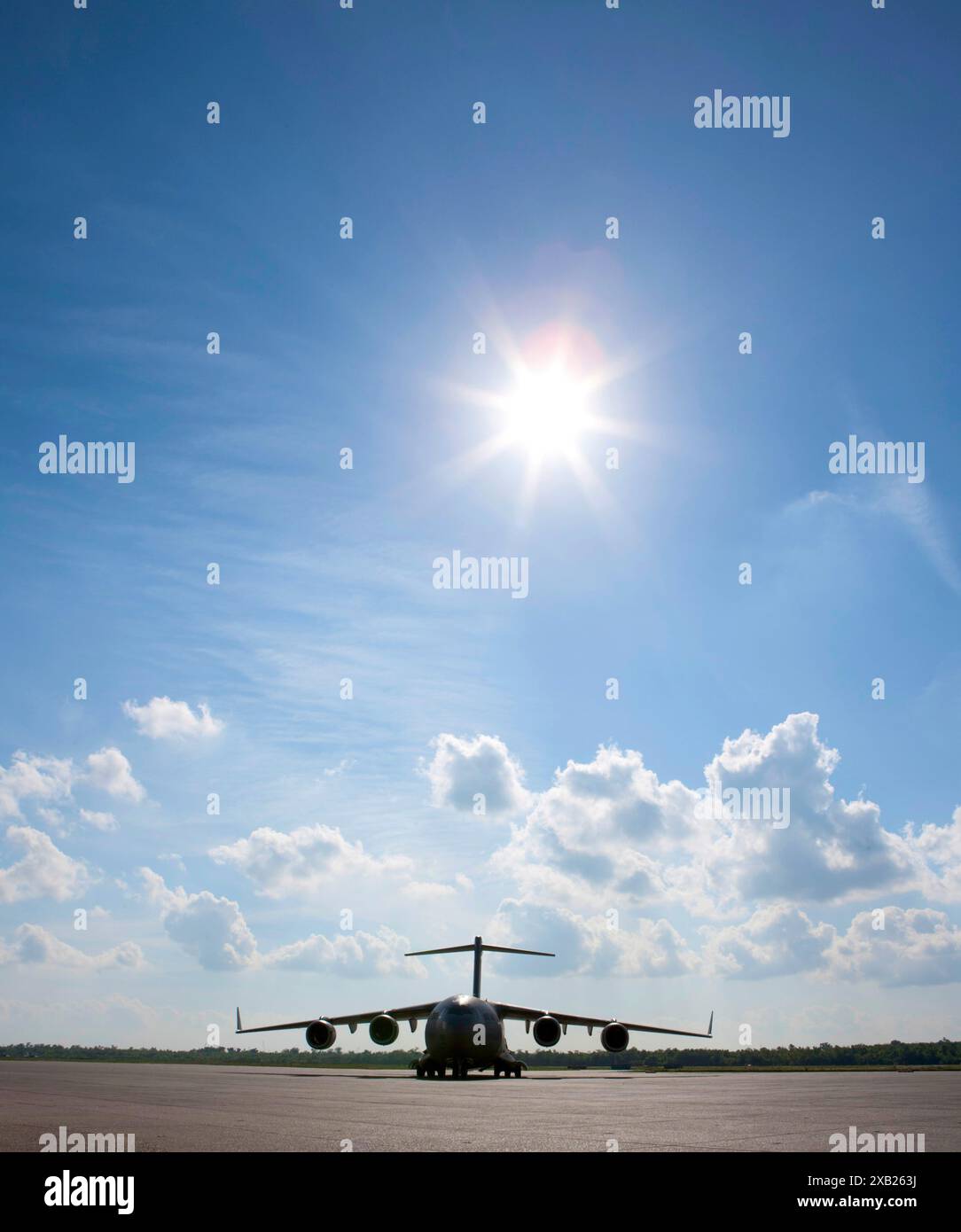 People and cargo plane hi-res stock photography and images - Alamy