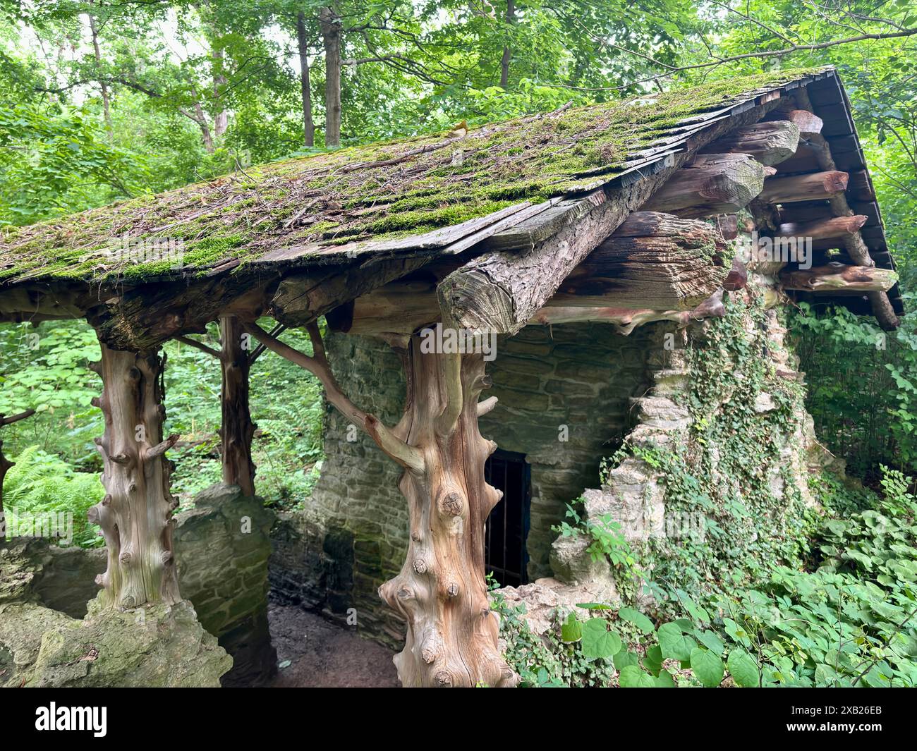 Vine covered structure hi-res stock photography and images - Alamy