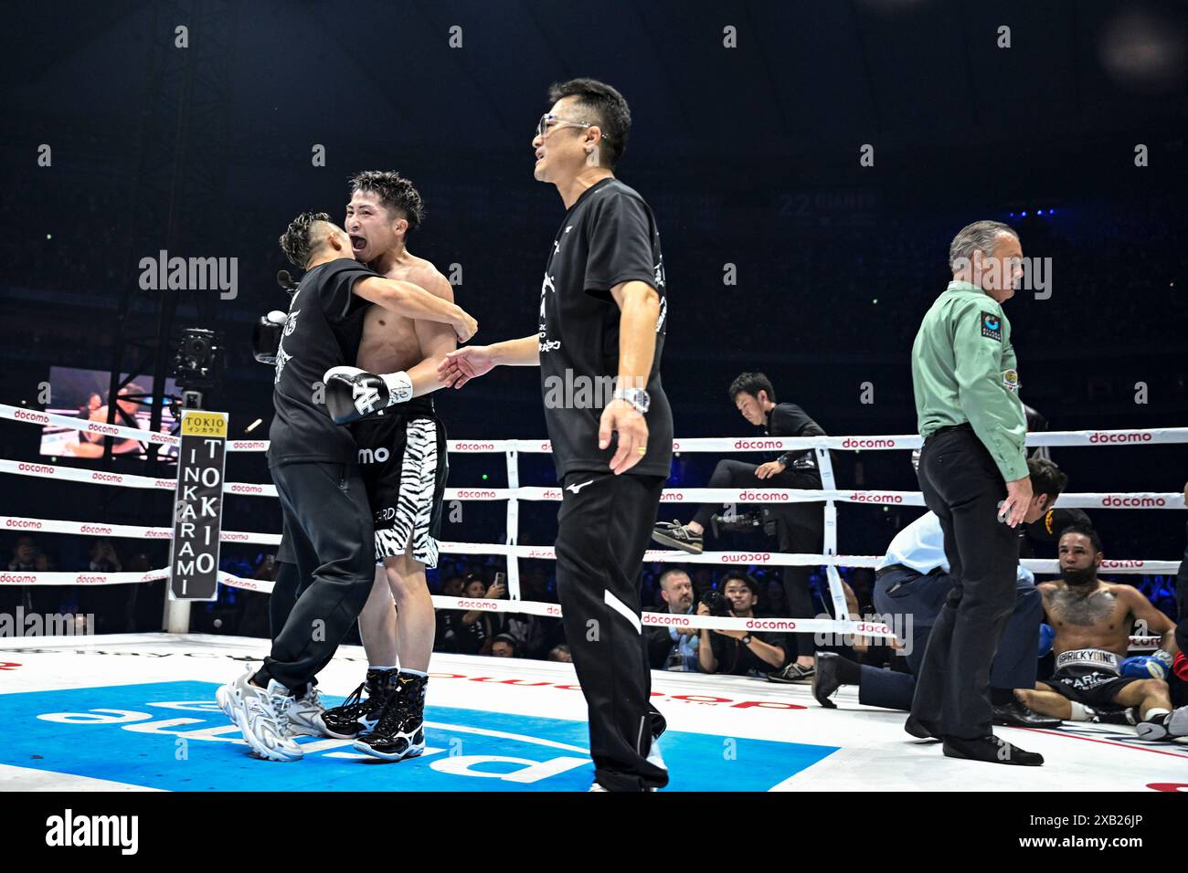 Japan's Naoya Inoue, second left, celebrates with his brother Takuma ...