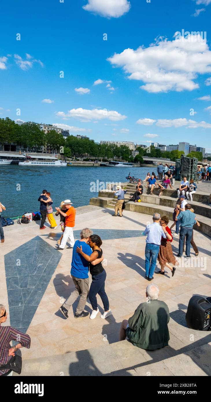 People dancing france hi-res stock photography and images - Alamy