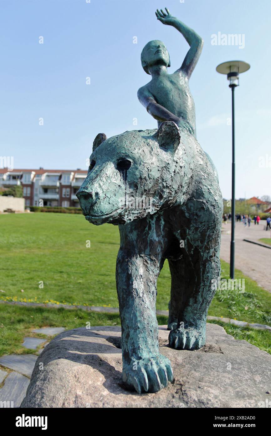 The bronze sculpture "Lek" by Arne (K.) Nikolai Vigeland in the Otterdalsparken, also called ...